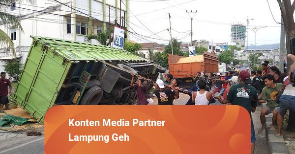 Truk Muatan Jagung Curah Terguling, Para Sopir Truk di Lampung Bantu Evakuasi | kumparan.com